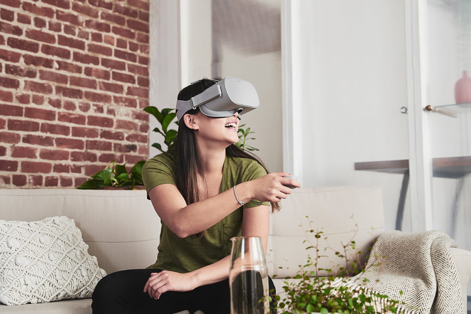 Oculus Go wireless VR headset hits shelves today for way less than a ...