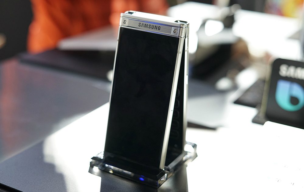 Samsung's W2018 combines the best features of smartphones and flip ...