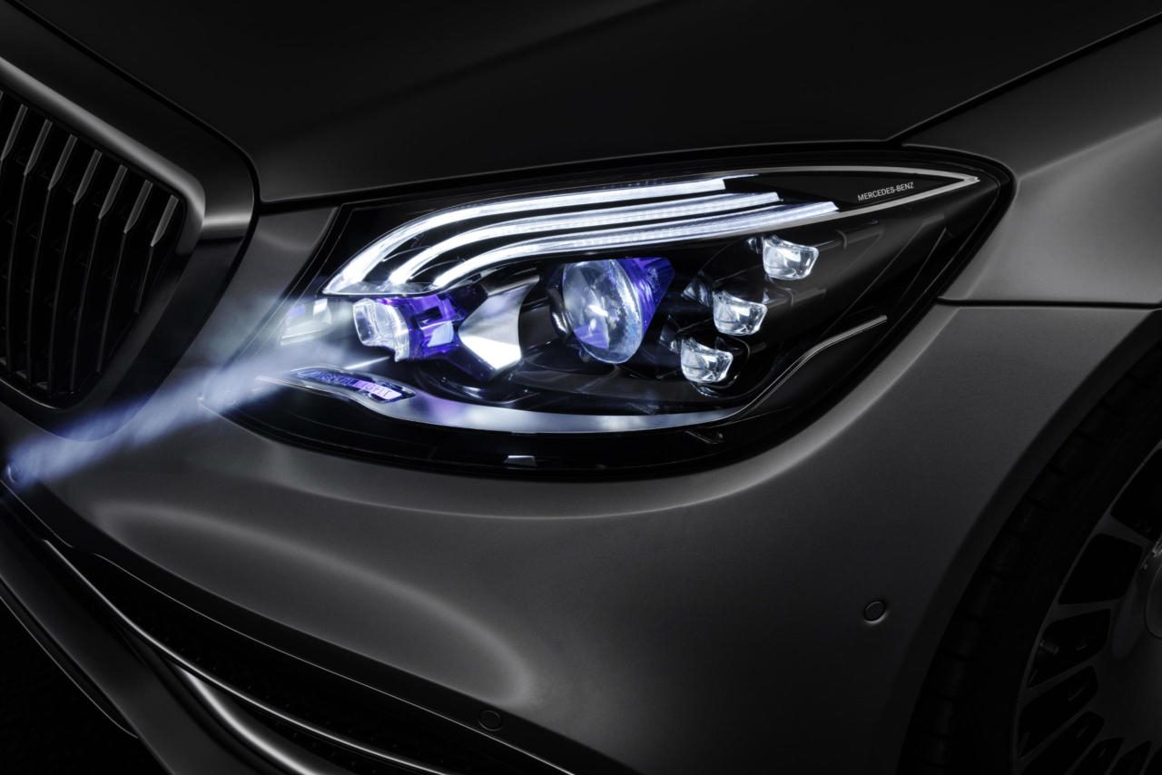 Mercedes-Benz Digital Light LED headlights display messages on the road ...