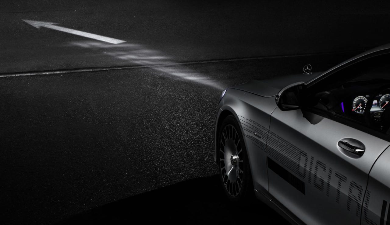 Mercedes-Benz Digital Light LED headlights display messages on the road ...