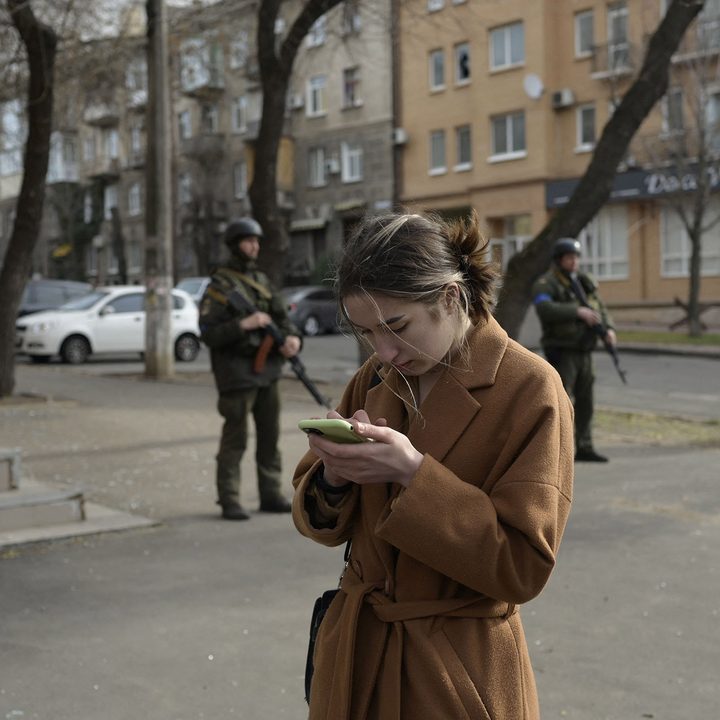 How mobile phones are changing war in Ukraine - Digital Trends