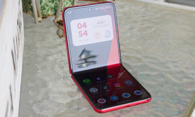 Motorola's folding phone just had a durability test — and it's painful ...