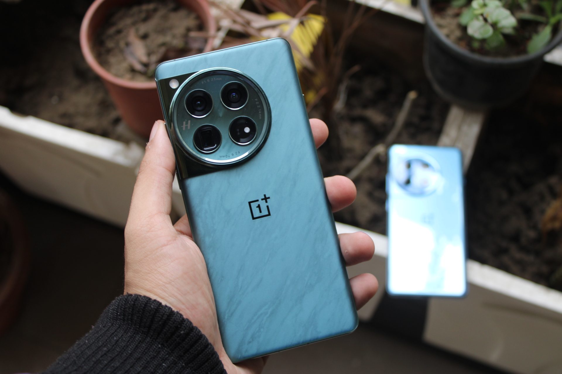 I used the OnePlus 12 and OnePlus 12R. Here's which one you should buy ...