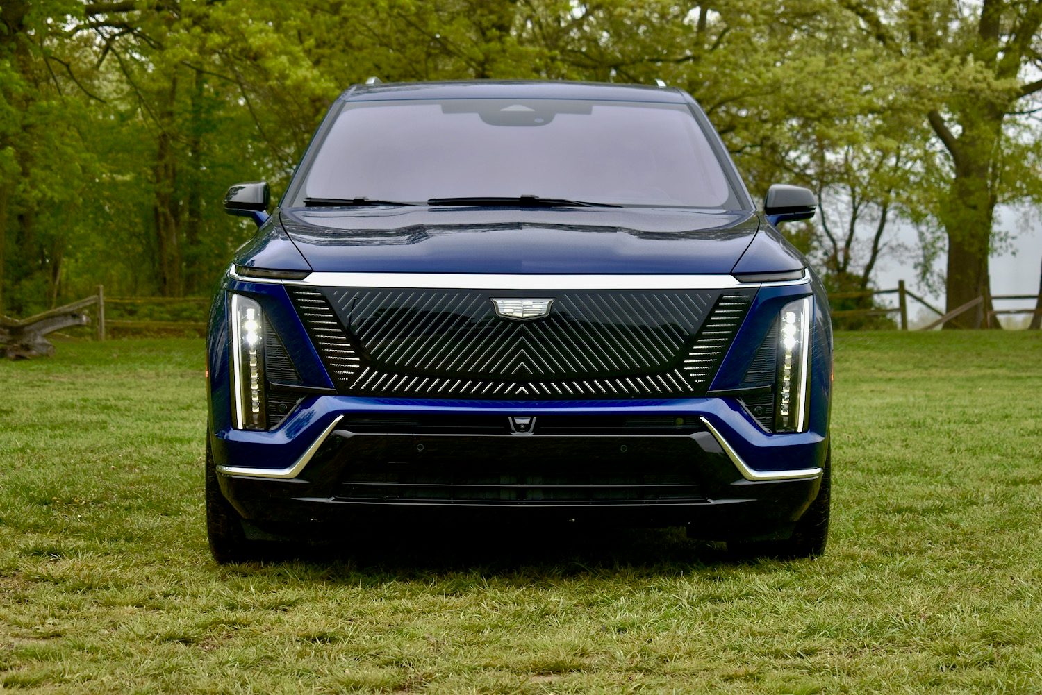 The all-electric Cadillac Vistiq makes the Escalade redundant - Digital ...