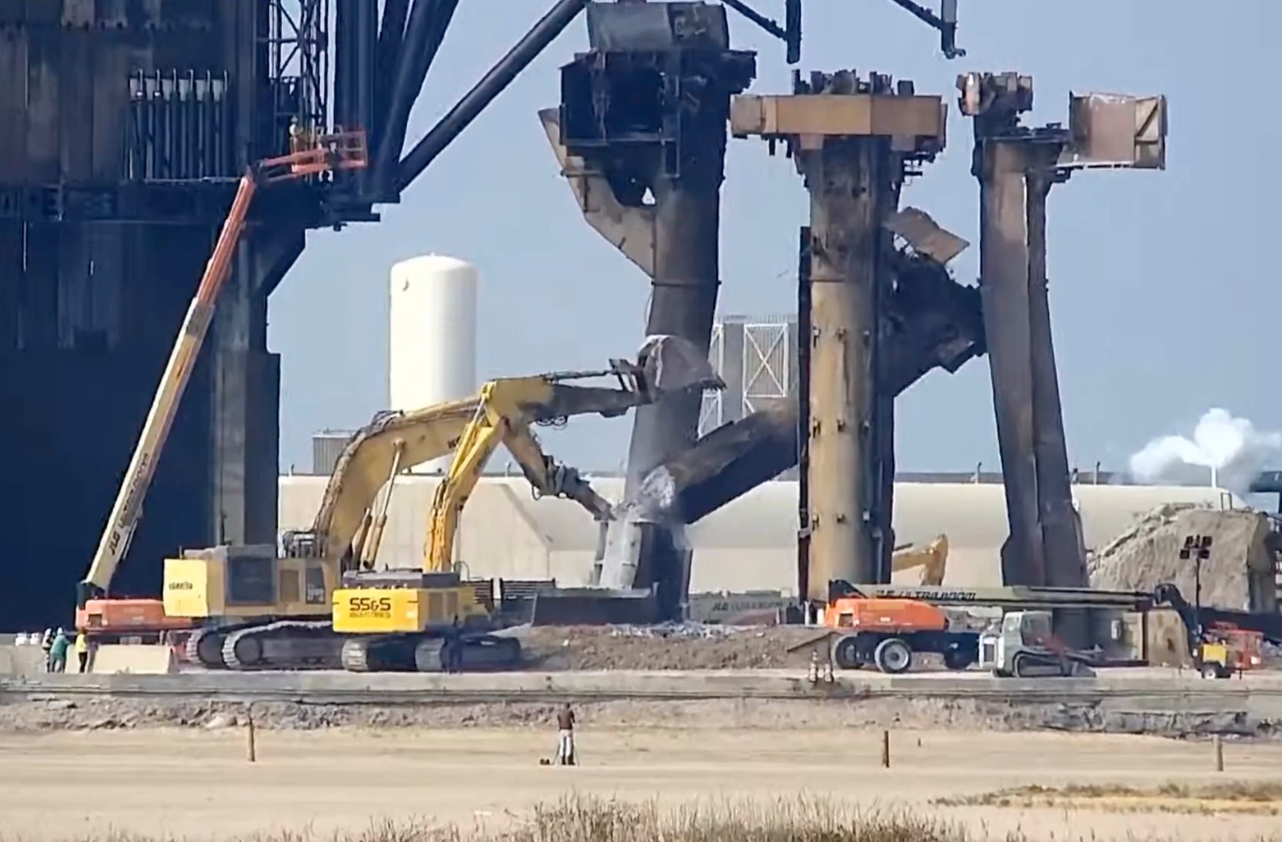 SpaceX tears down Starship's Pad 1 in prep for next-gen missions, video ...