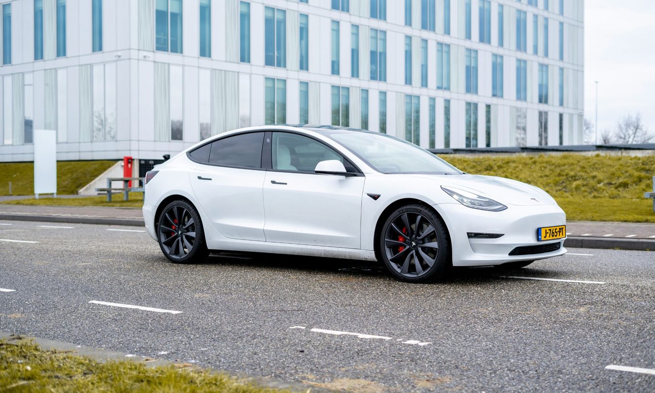Tesla offers one year free Supercharging with Model 3 Premium and ...