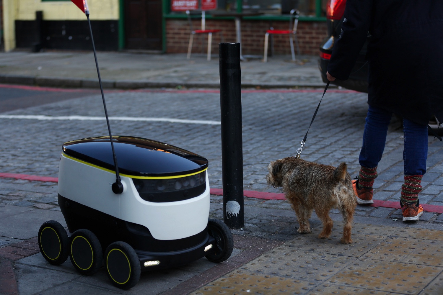Autonomous Robot Delivers Takeout Food in the U.K. | Digital Trends