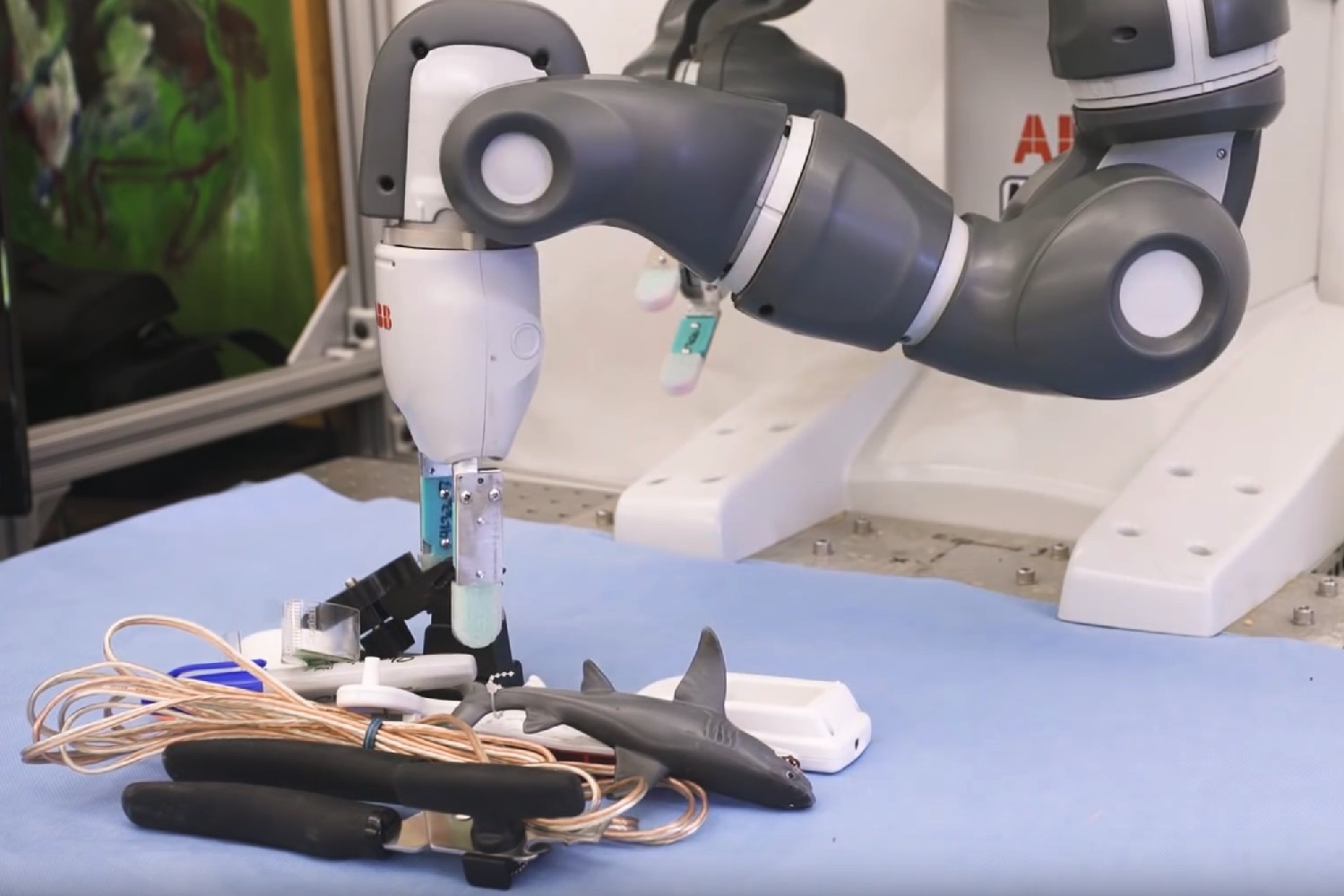 Robot Arm Learns How To Grab Objects By Analyzing Them In Simulated ...