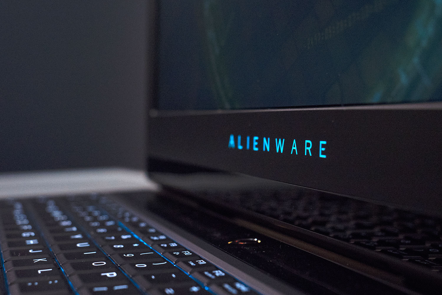 Predator Helios 500 vs. Alienware 17 R5 | Digital Trends