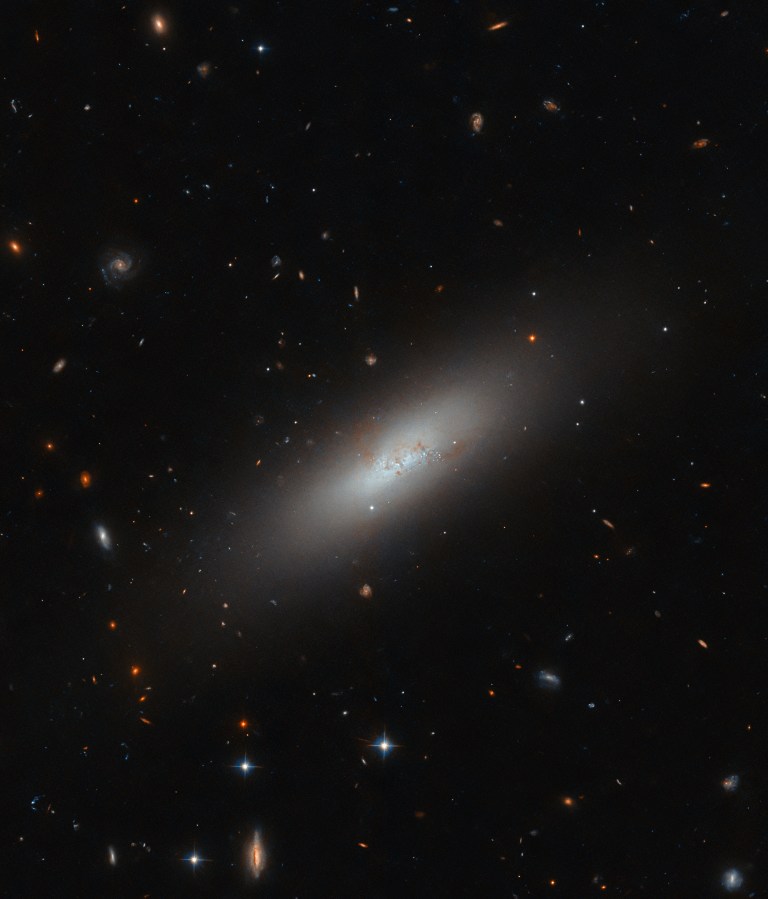 Hubble images a pair of tiny dwarf galaxies | Digital Trends