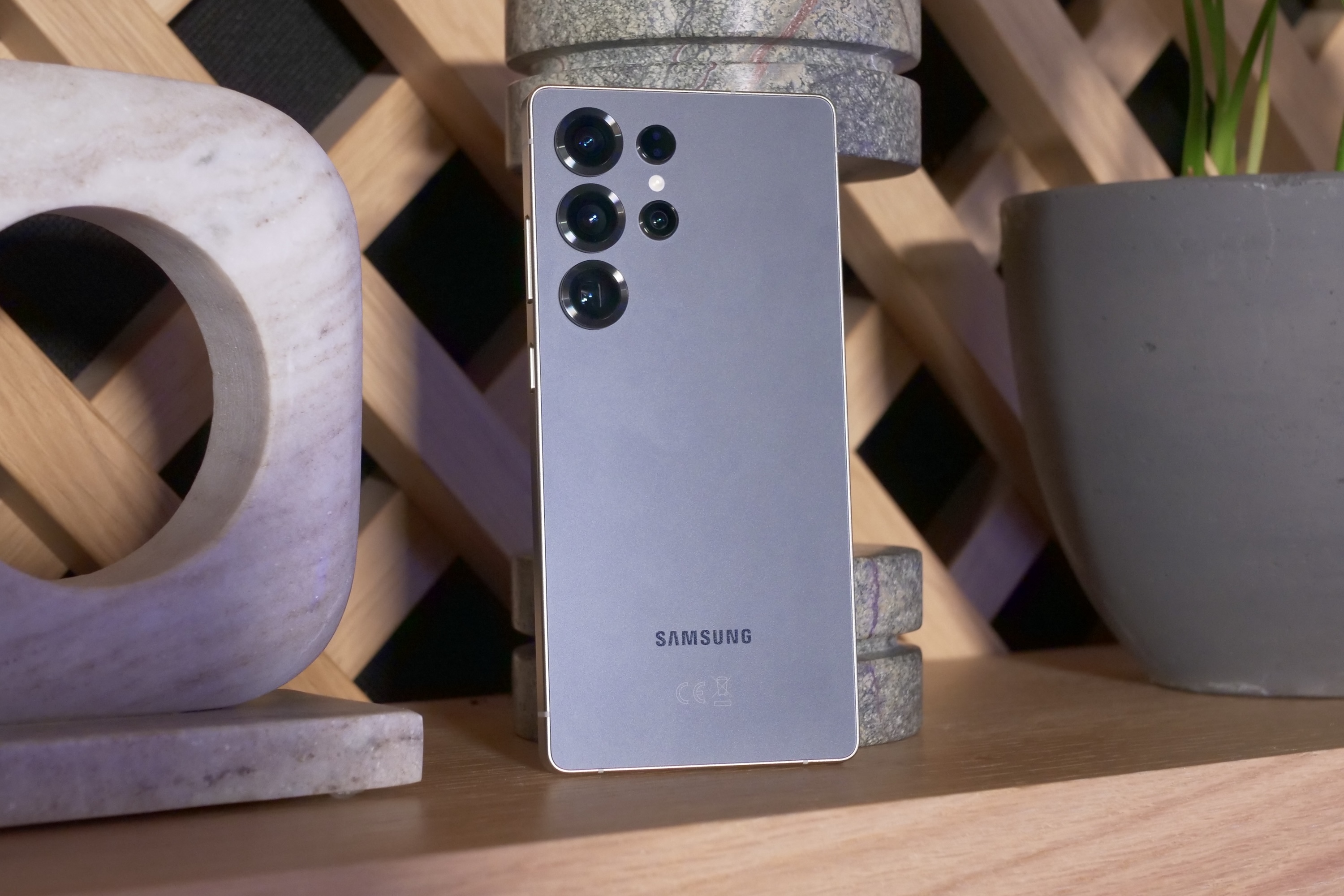 Samsung Galaxy S25 Ultra vs. Galaxy S25 Plus: luxury over practicality ...